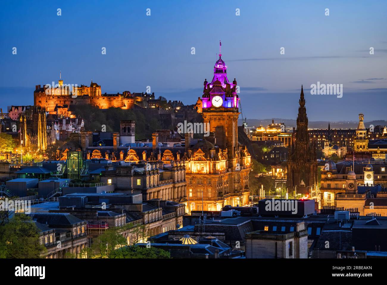 City skyline of Edinburgh at night in Scotland, UK. Evening cityscape ...