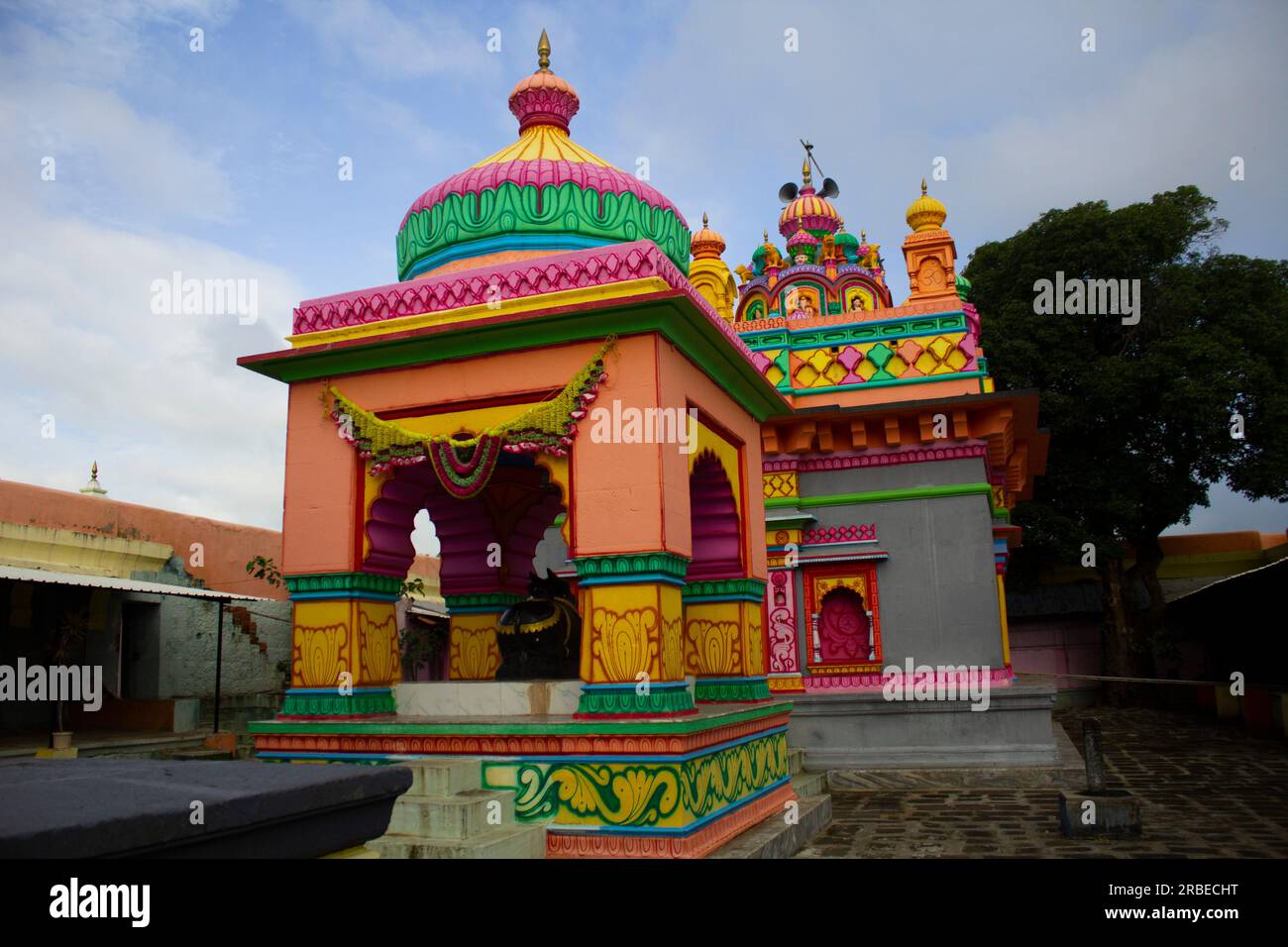 India temple structure hi-res stock photography and images - Alamy
