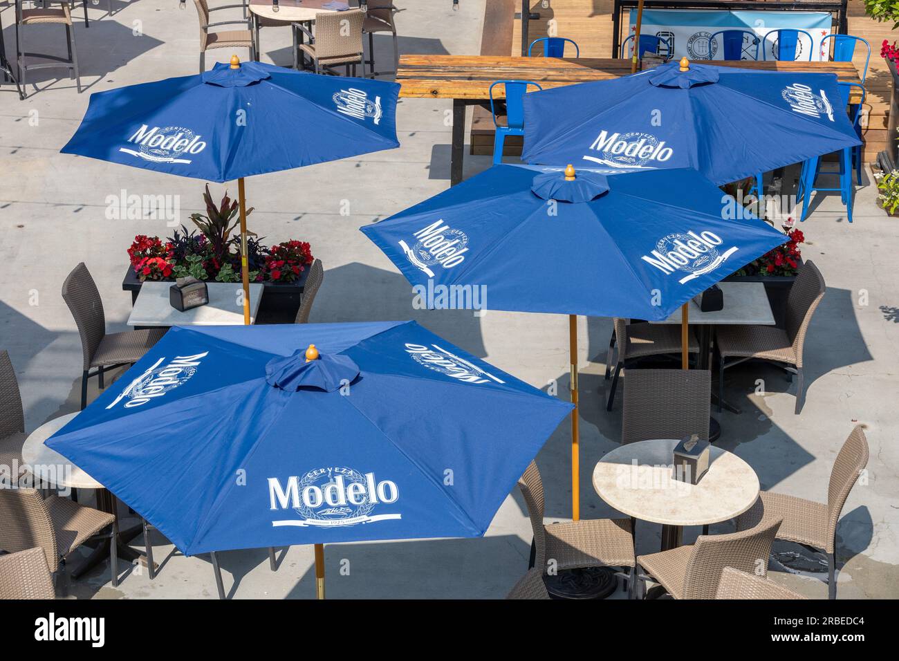 Modelo beer advertising hi-res stock photography and images - Alamy