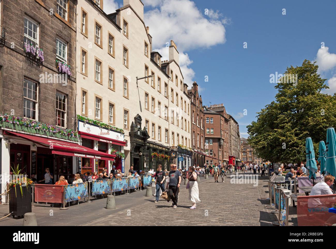 City centre, Edinburgh, Scotland, UK. 9 July 2023. Hot summer in the ...
