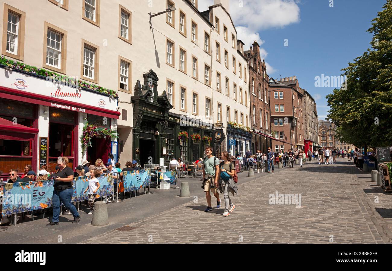 City centre, Edinburgh, Scotland, UK. 9 July 2023. Hot summer in the ...