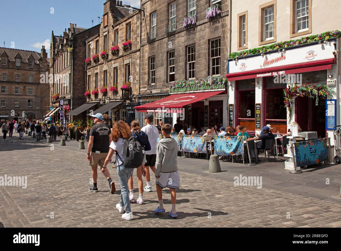 City centre, Edinburgh, Scotland, UK. 9 July 2023. Hot summer in the ...