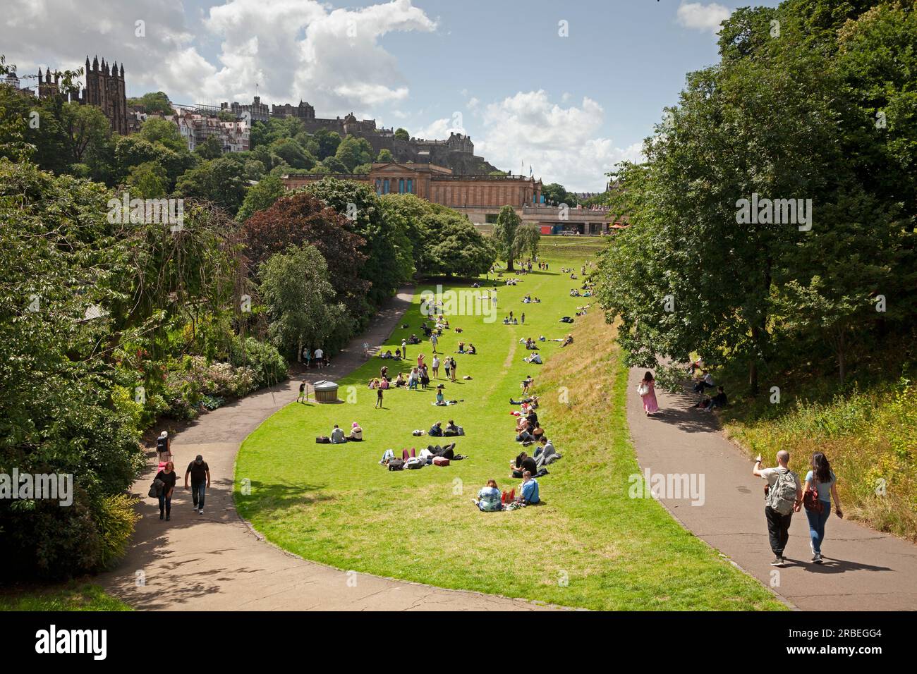 City centre, Edinburgh, Scotland, UK. 9 July 2023. Hot summer in the ...