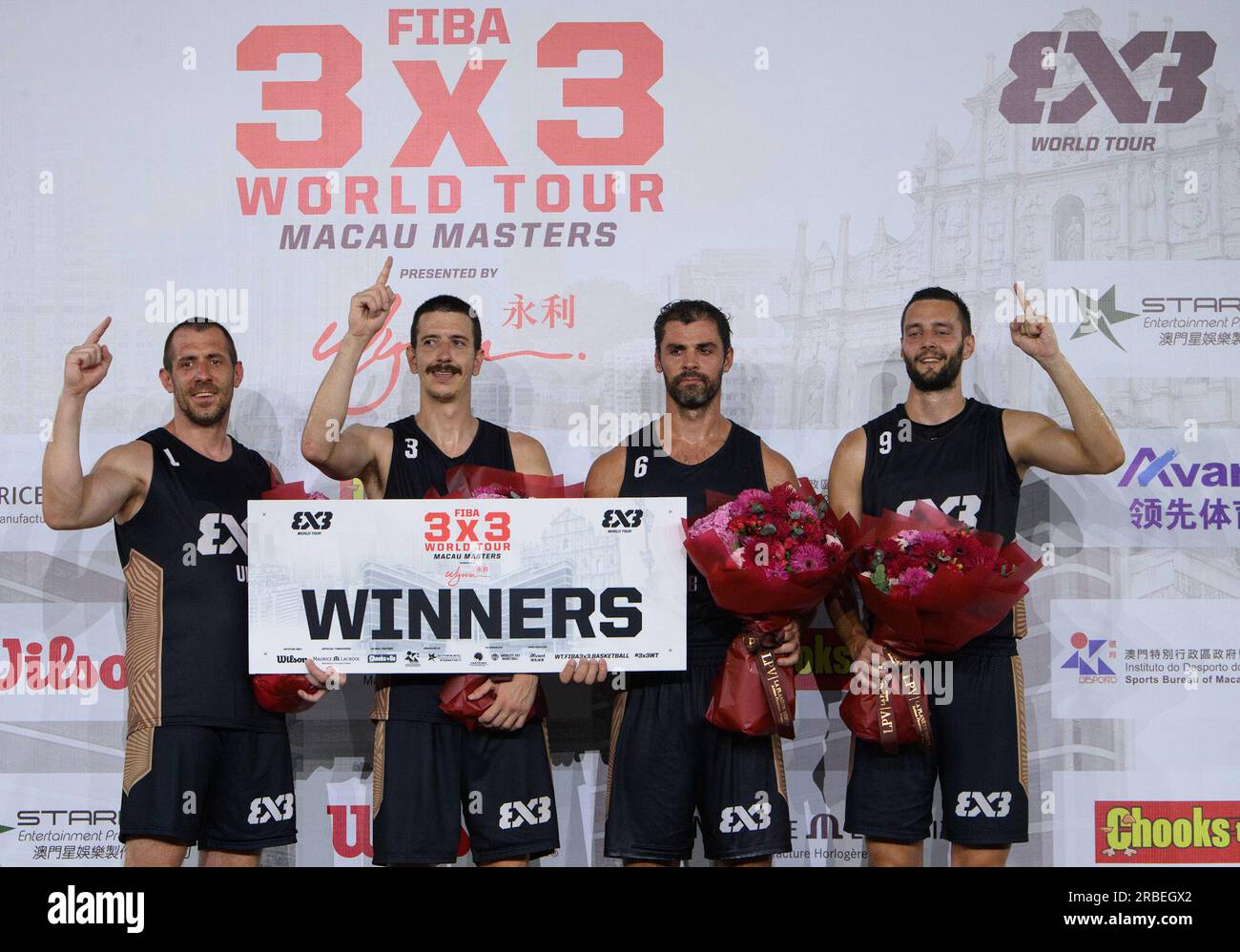 Winners cheque hi-res stock photography and images - Alamy