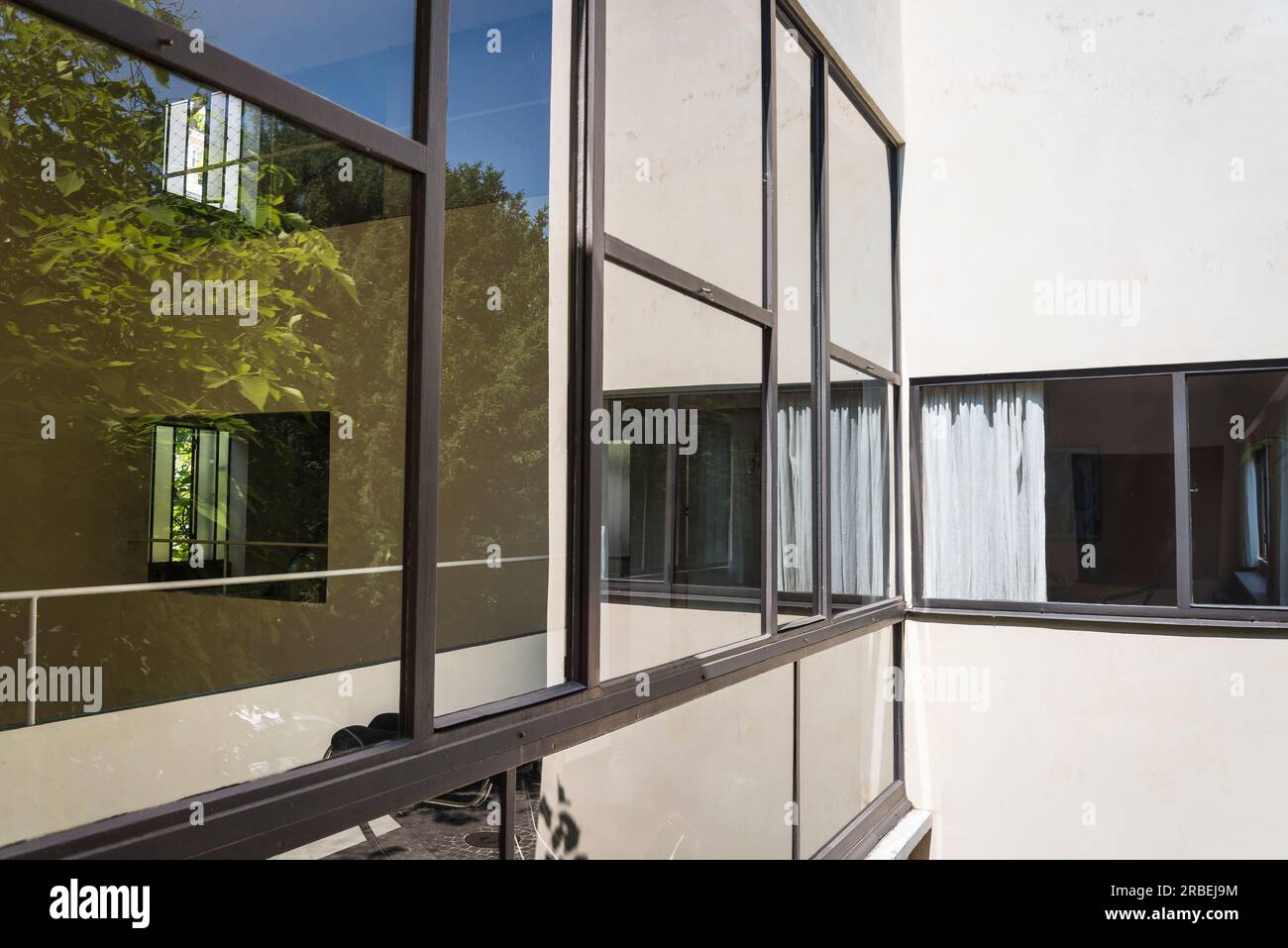 Villa La Roche, a house designed by Le Corbusier and his cousin Pierre ...