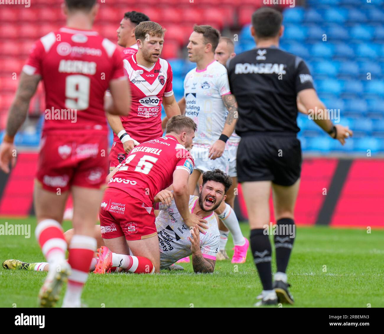 Match referee james bell hi-res stock photography and images - Alamy