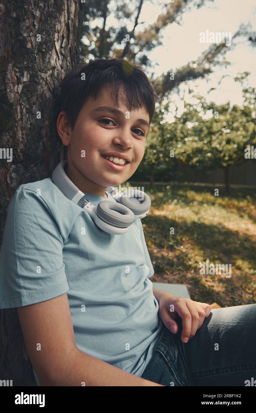 Kids studying under tree hi-res stock photography and images - Alamy