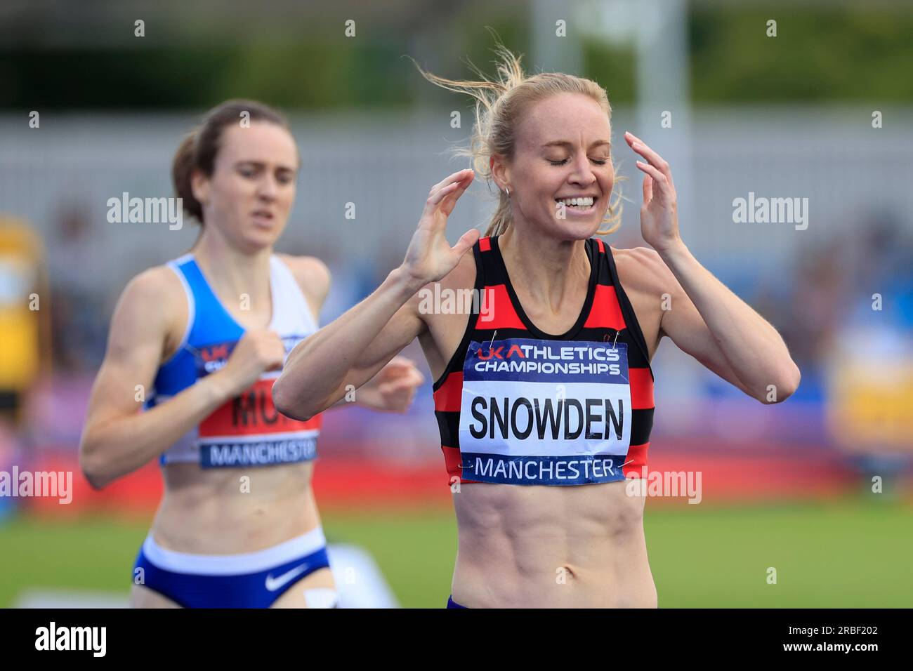 Katie Snowden overtakes Laura Muir in the final few metres of the women ...