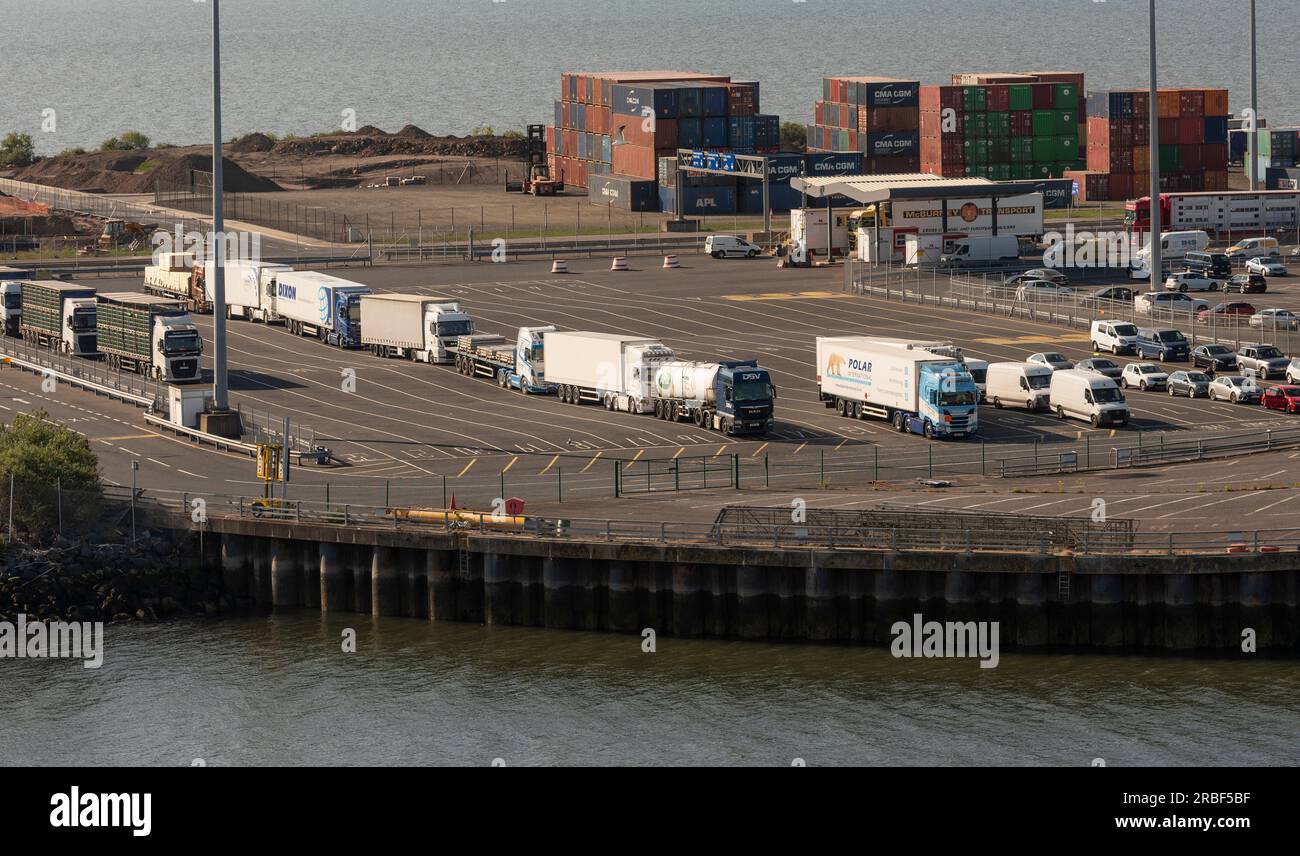 Liverpool, Merseyside, Englaand, UK. 8 June 2023. Vehicles in ferry ...