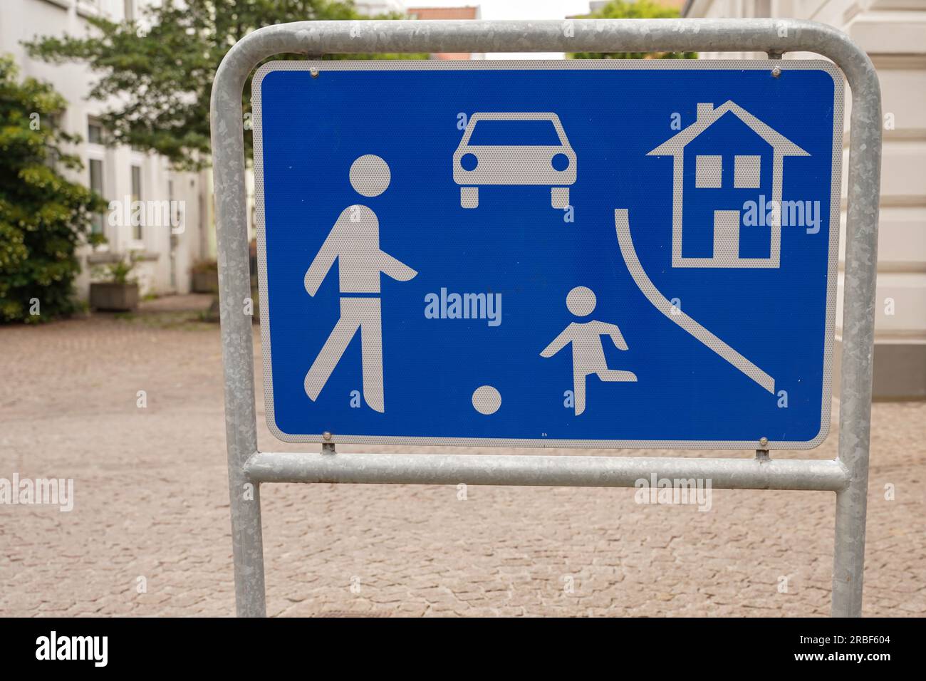 Road sign: living street. Play area street sign Stock Photo - Alamy
