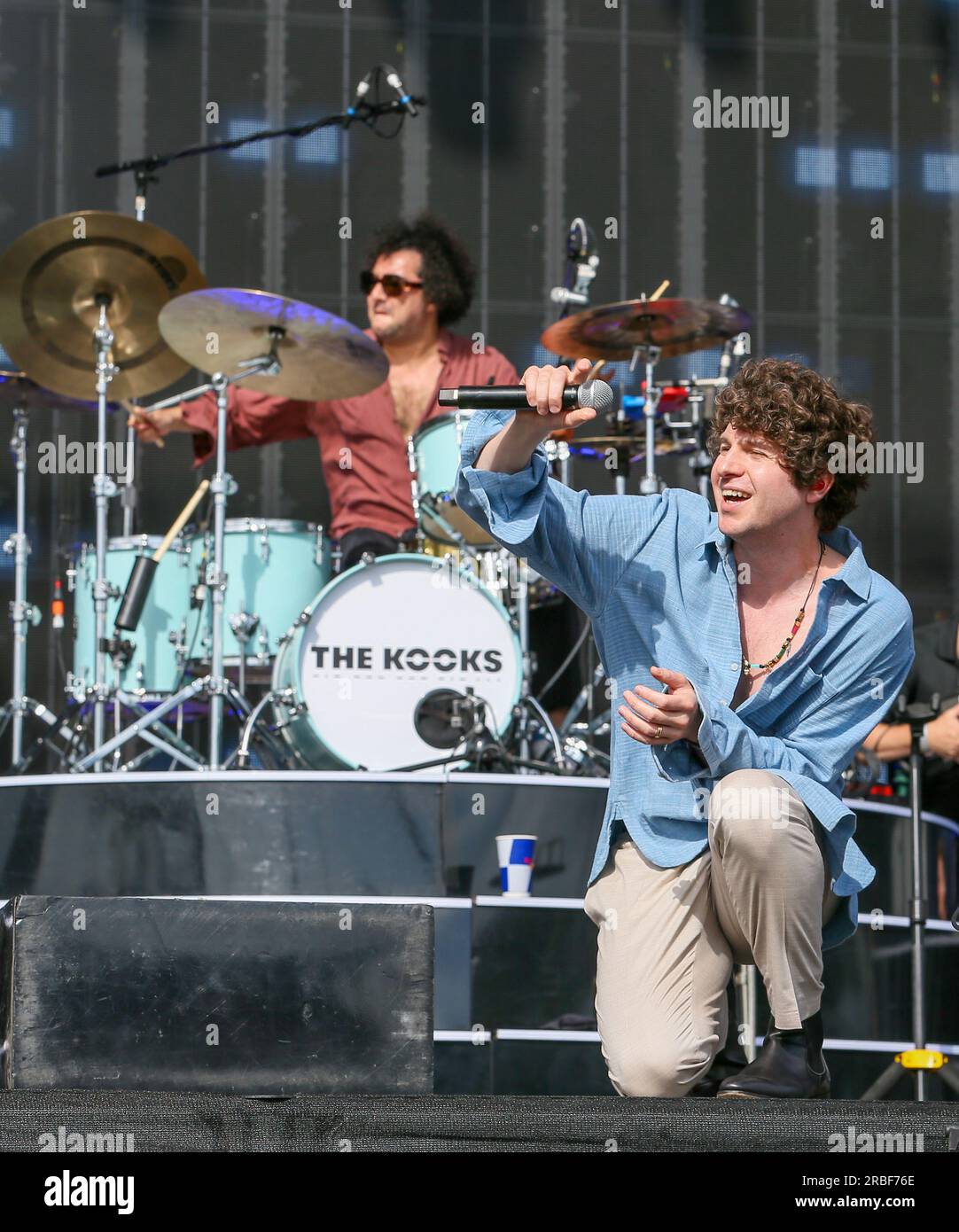 Singer the kooks hi-res stock photography and images - Alamy
