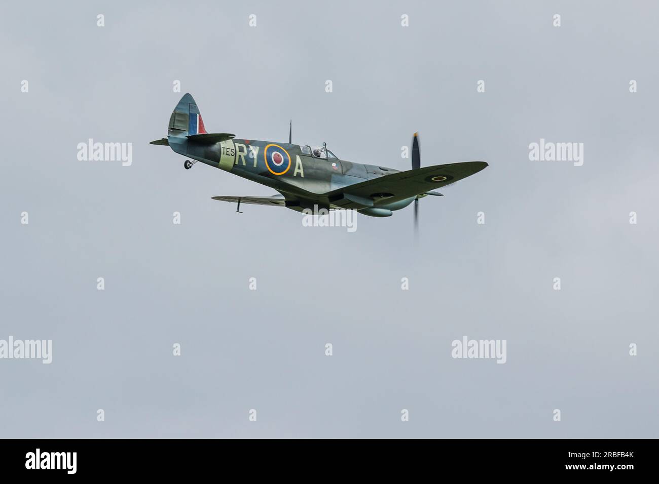 1945 Spitfire LF MK IX ‘TE517’ airborne at the Shuttleworth Military ...