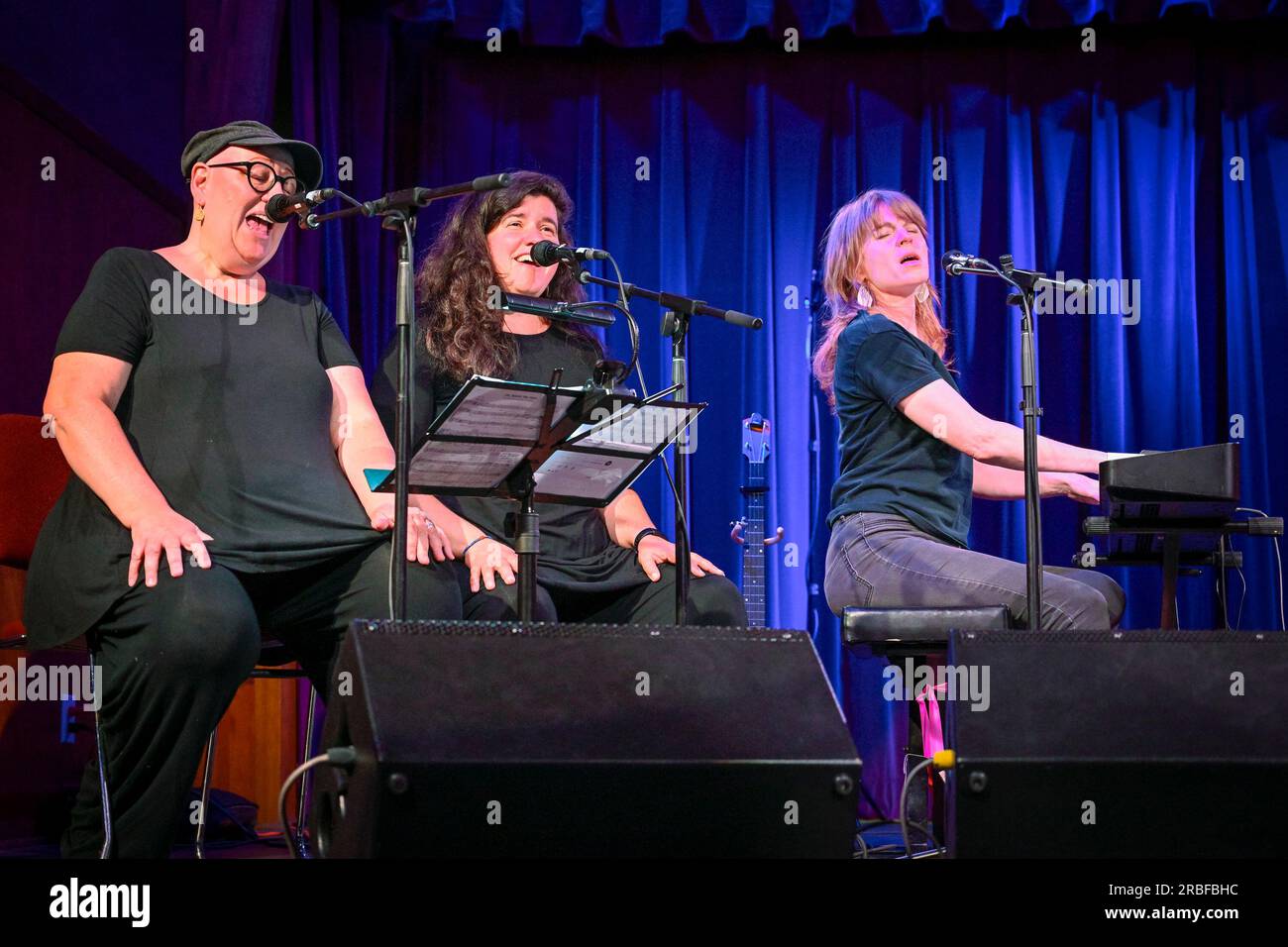 Singer Moira Smiley harmonising with Karla Mundy and Jennifer Scott ...