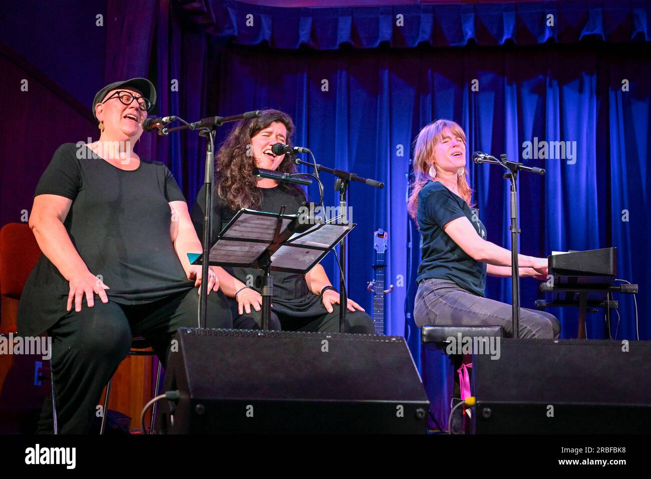 Singer Moira Smiley harmonising with Karla Mundy and Jennifer Scott ...