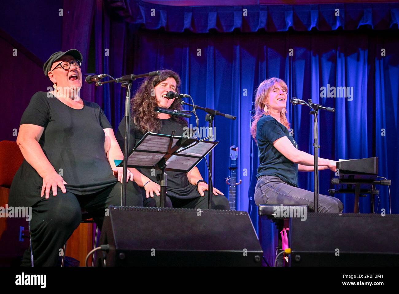 Singer Moira Smiley harmonising with Karla Mundy and Jennifer Scott ...