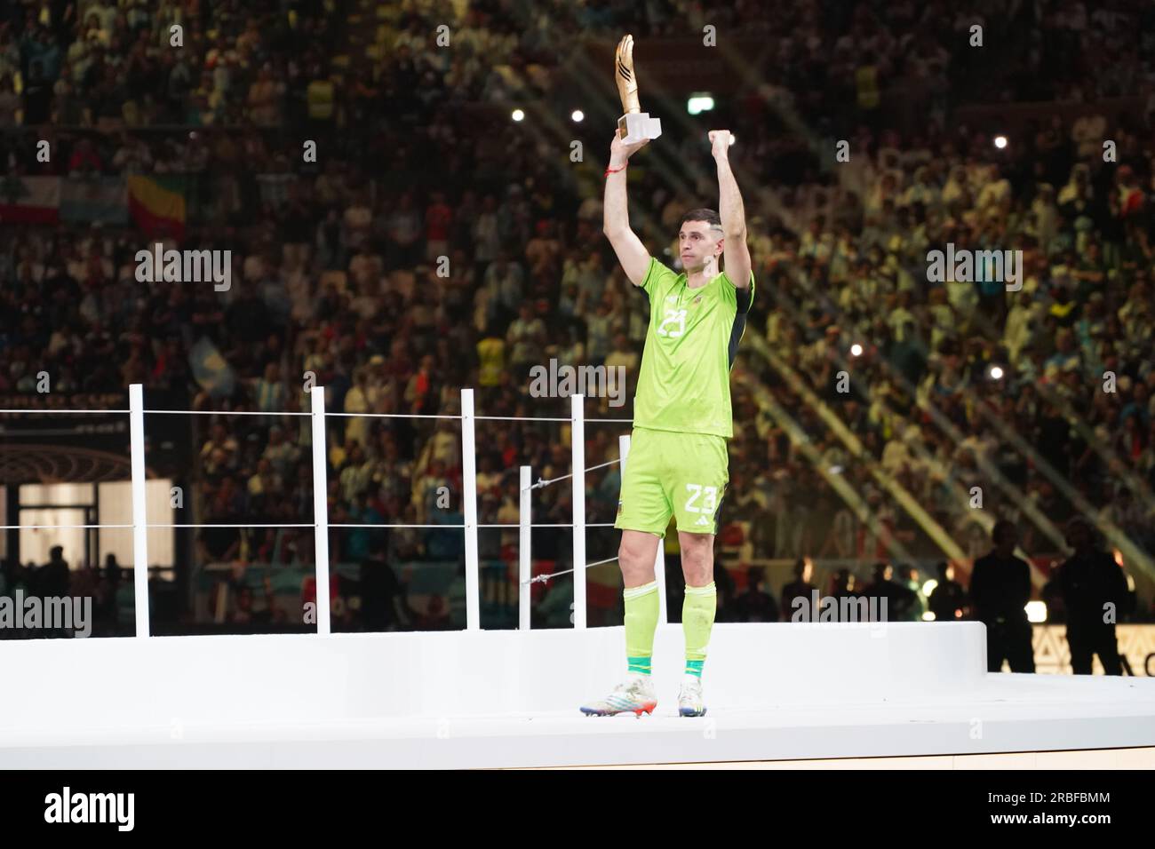 Lusail, Qatar, 18th. December 2022. Emiliano Martinez recives from ...