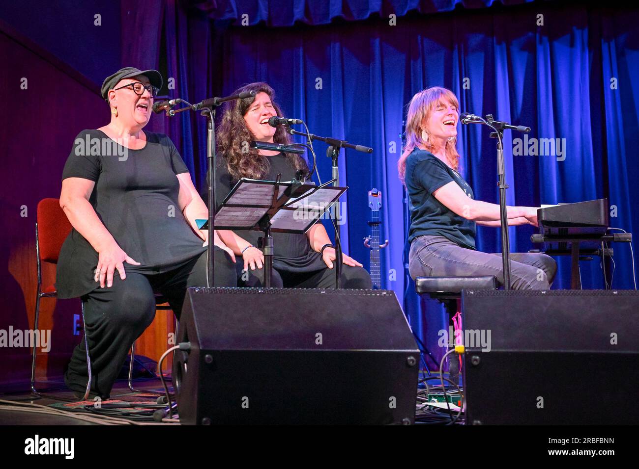 Moira smiley vocal trio hi-res stock photography and images - Alamy