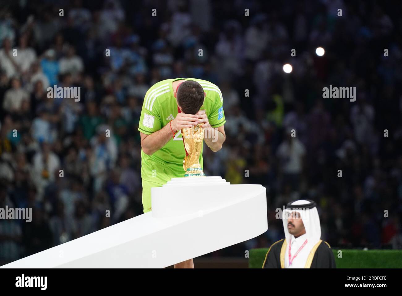 Lusail, Qatar, 18th. December 2022. Emiliano Martinez kiss the Fifa ...