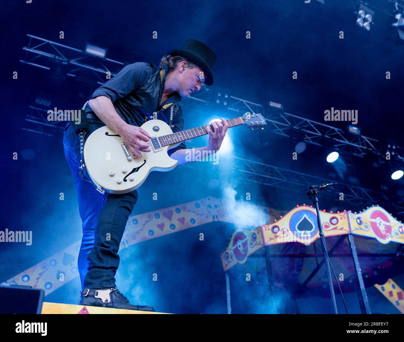 Guitar and backing vocals hi-res stock photography and images - Alamy