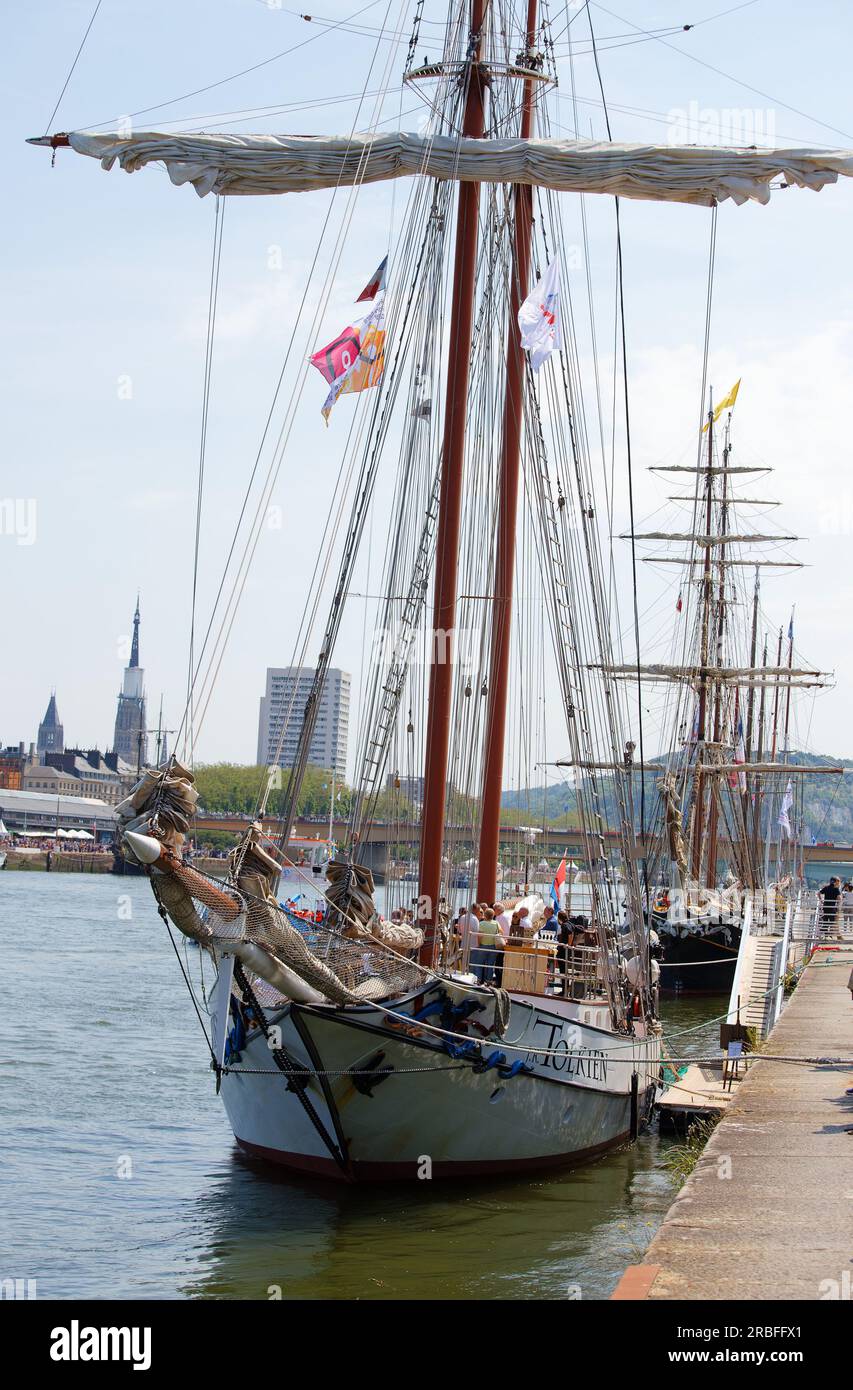 Dutch gaff-rigged topsail schooner J. R. Tolkien on the Seine river ...