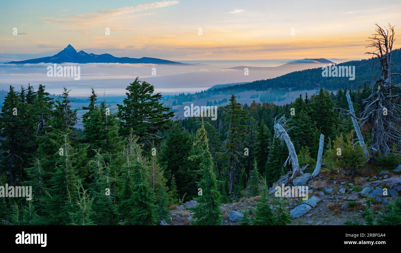 Foggy Oregon Valley at Sunrise | Crater Lake National Park, Oregon, USA ...