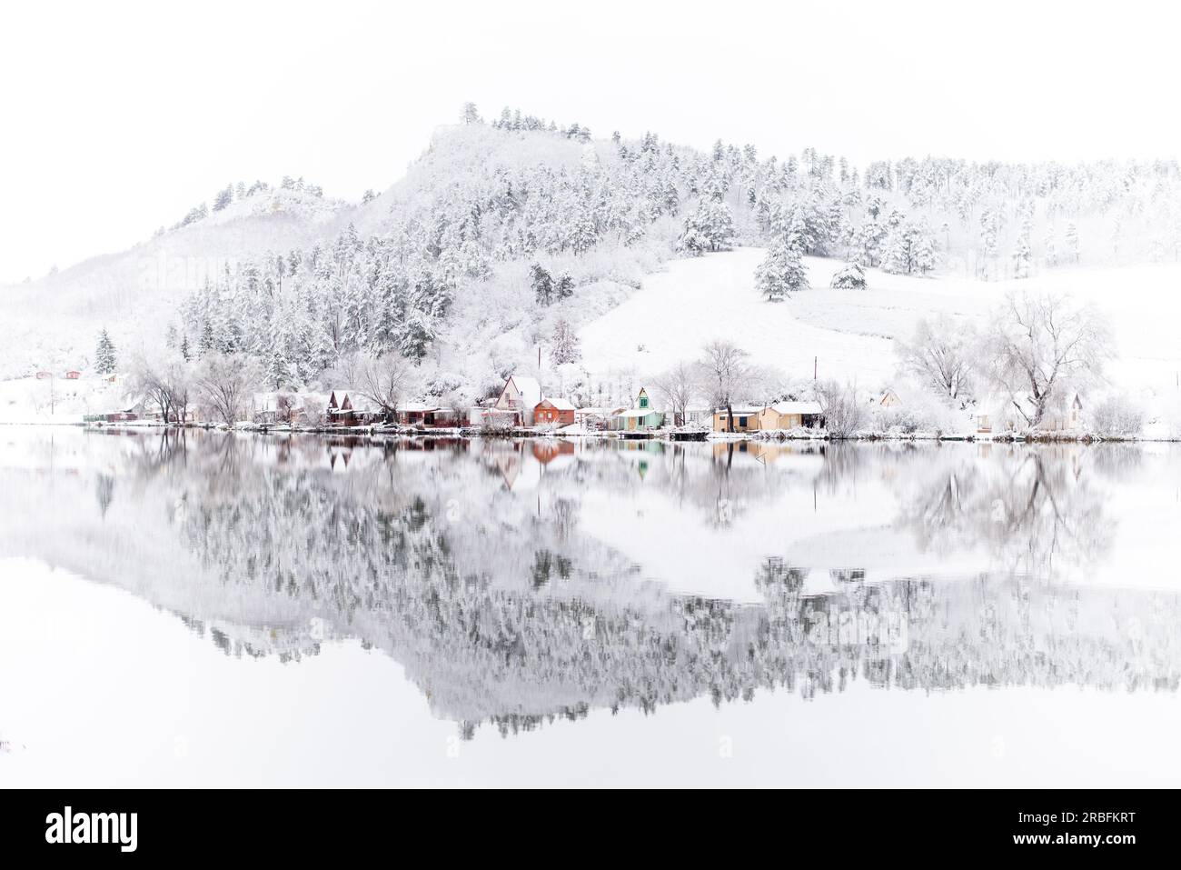 Snowy lakeside hi-res stock photography and images - Alamy