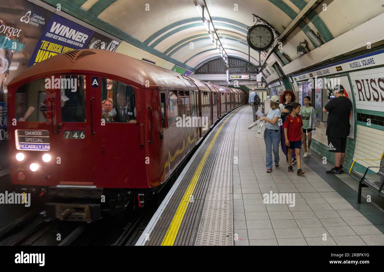 © Jeff Moore A restored 1938 Tube train passes through Russell Square ...