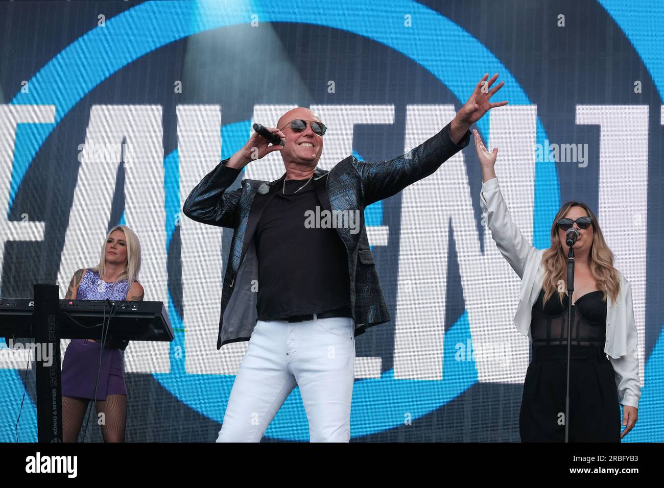 Female keyboard player performing hi-res stock photography and images ...