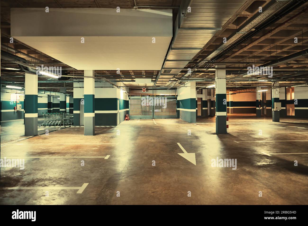 Underground parking without cars. Empty garage Stock Photo - Alamy