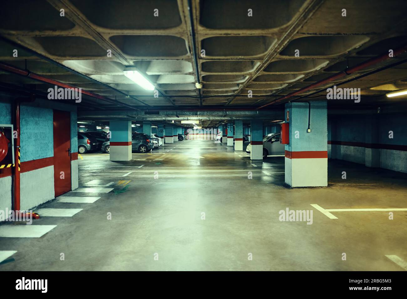 Underground parking without cars. Empty garage Stock Photo - Alamy