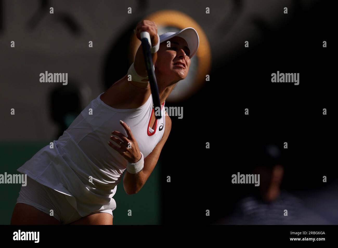 Iga swiatek belinda bencic wimbledon hi-res stock photography and ...