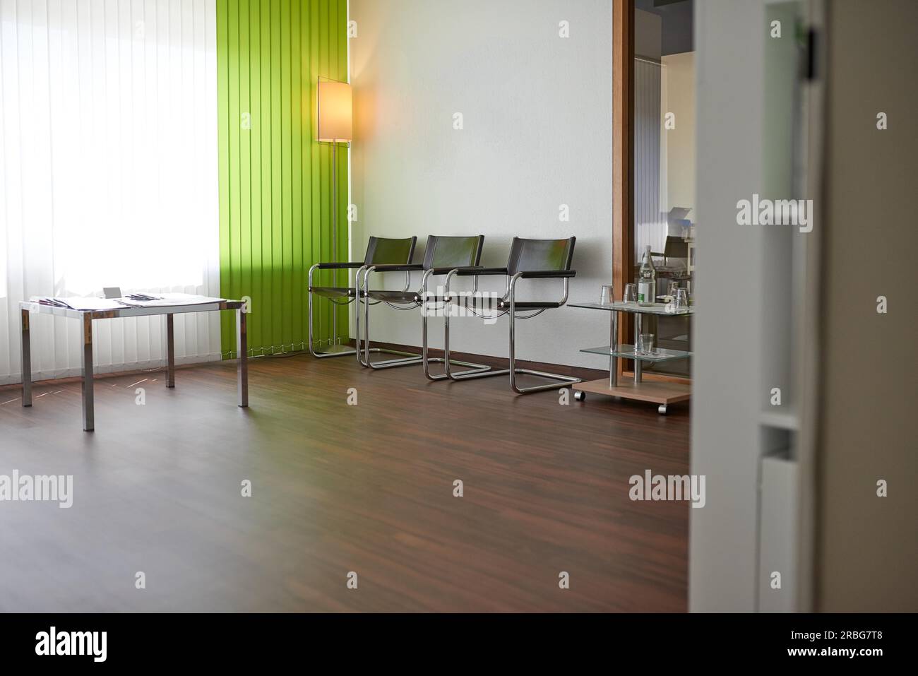 Doctor waiting room empty hi-res stock photography and images - Alamy
