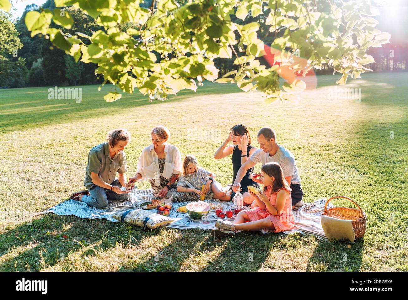 Family picnic under tree hi-res stock photography and images - Alamy
