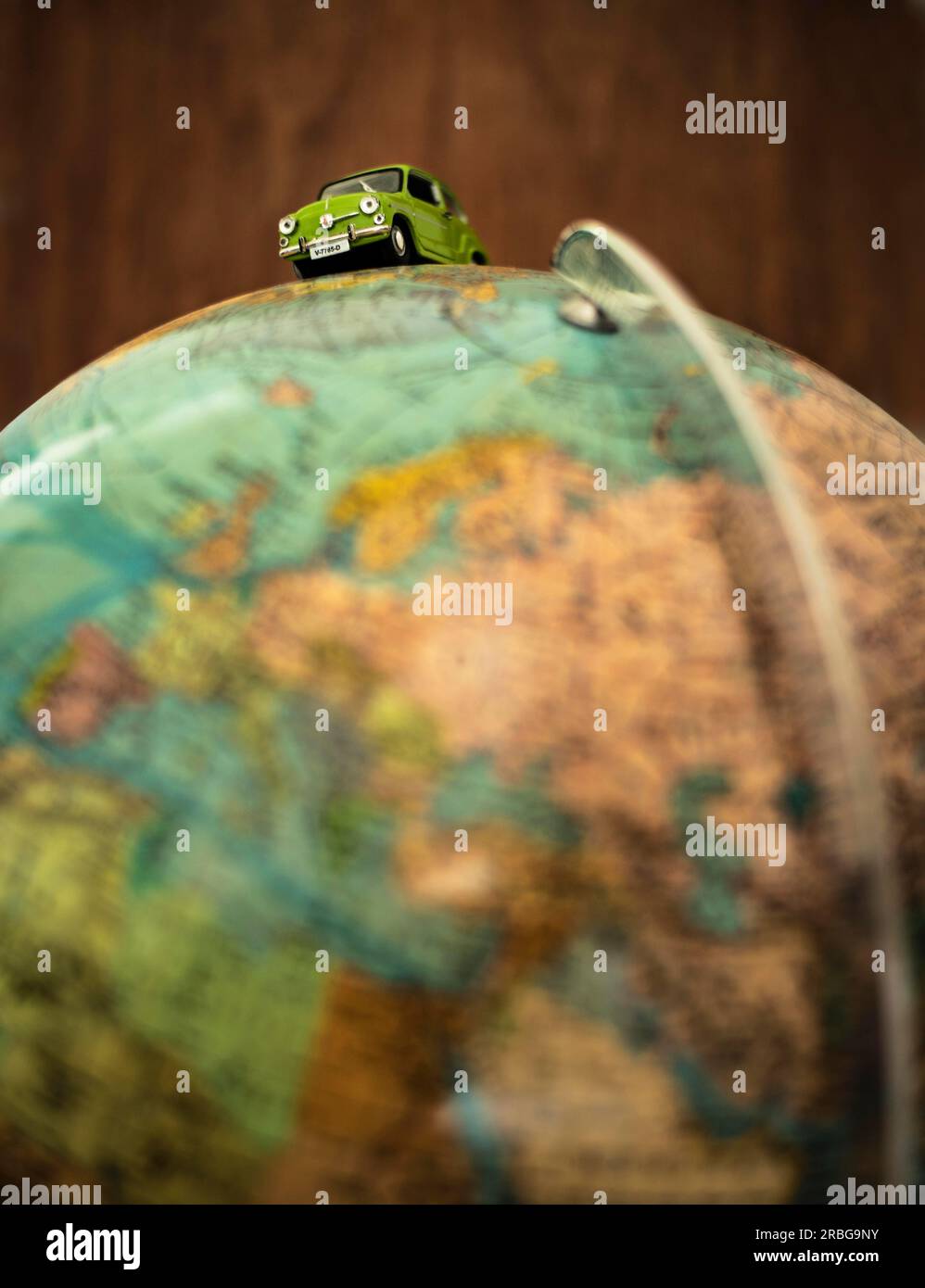 Electric car driving around hi-res stock photography and images - Alamy