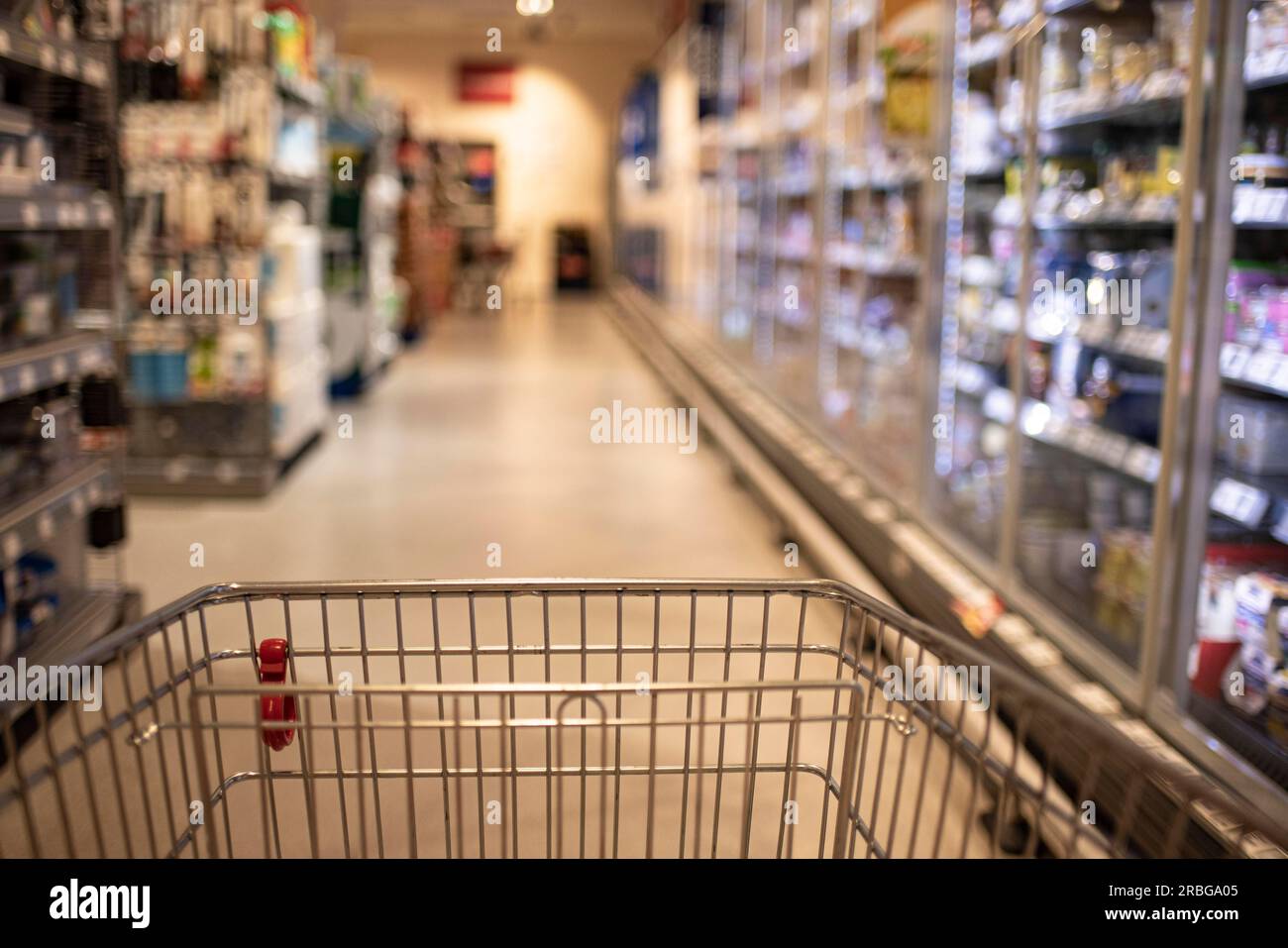 Supermarket, shopping basket Stock Photo - Alamy
