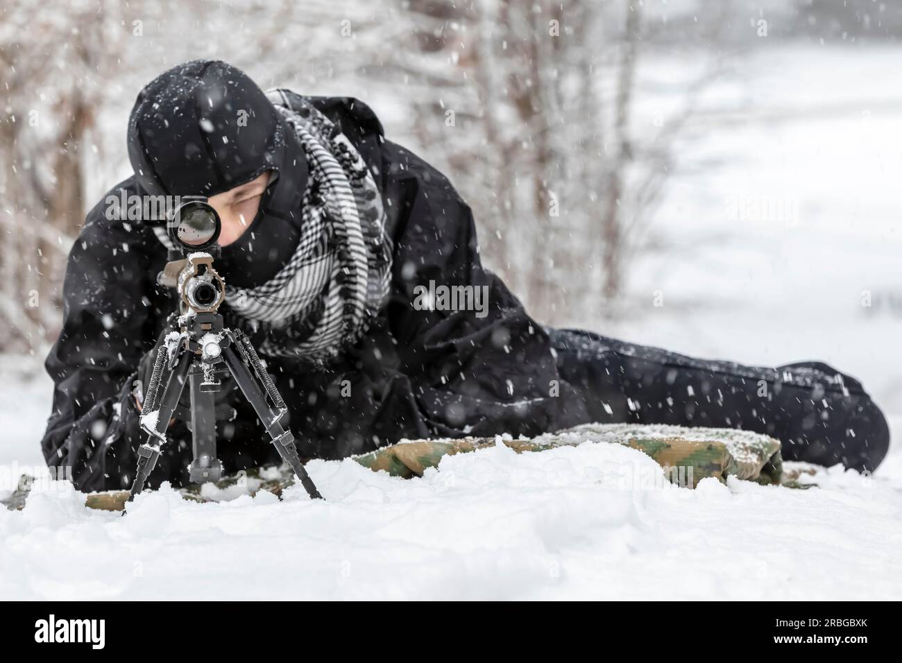 Military rifle teamwork training hi-res stock photography and images ...