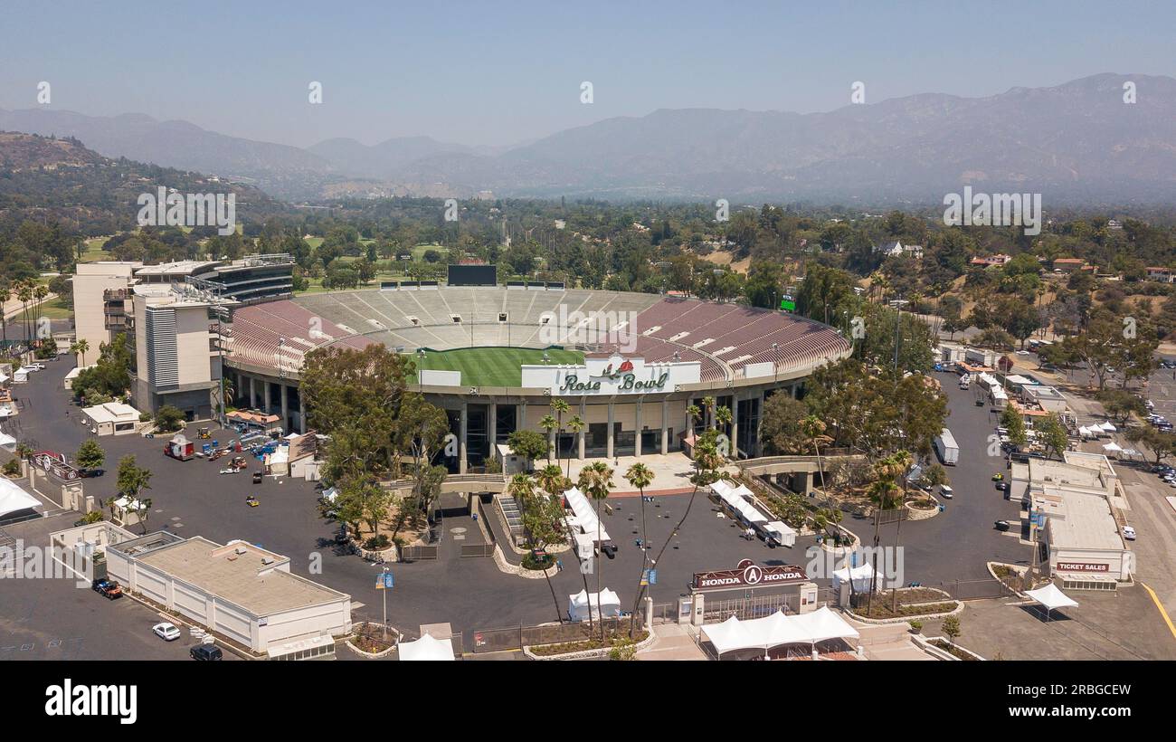 Rose bowl stadium pasadena aerial hi-res stock photography and images ...