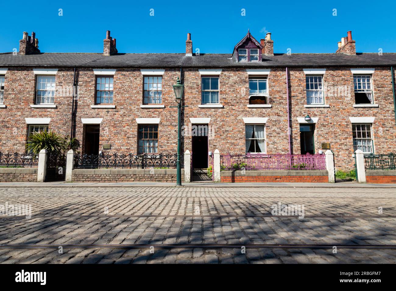 Row of houses on a street hi-res stock photography and images - Alamy