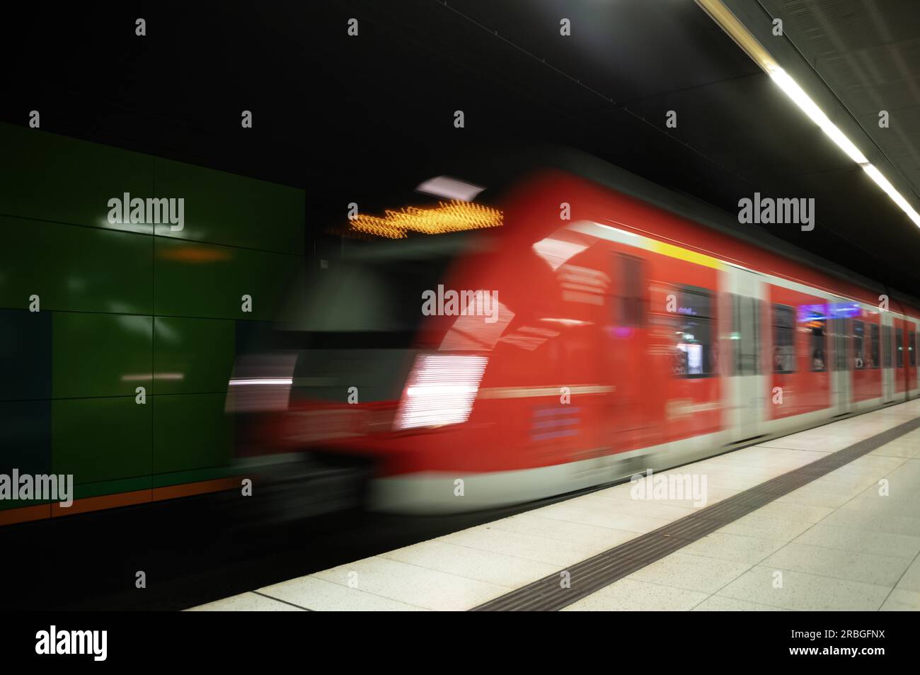 Underground arriving S-Bahn, train, Stadtmitte stop, public transport ...
