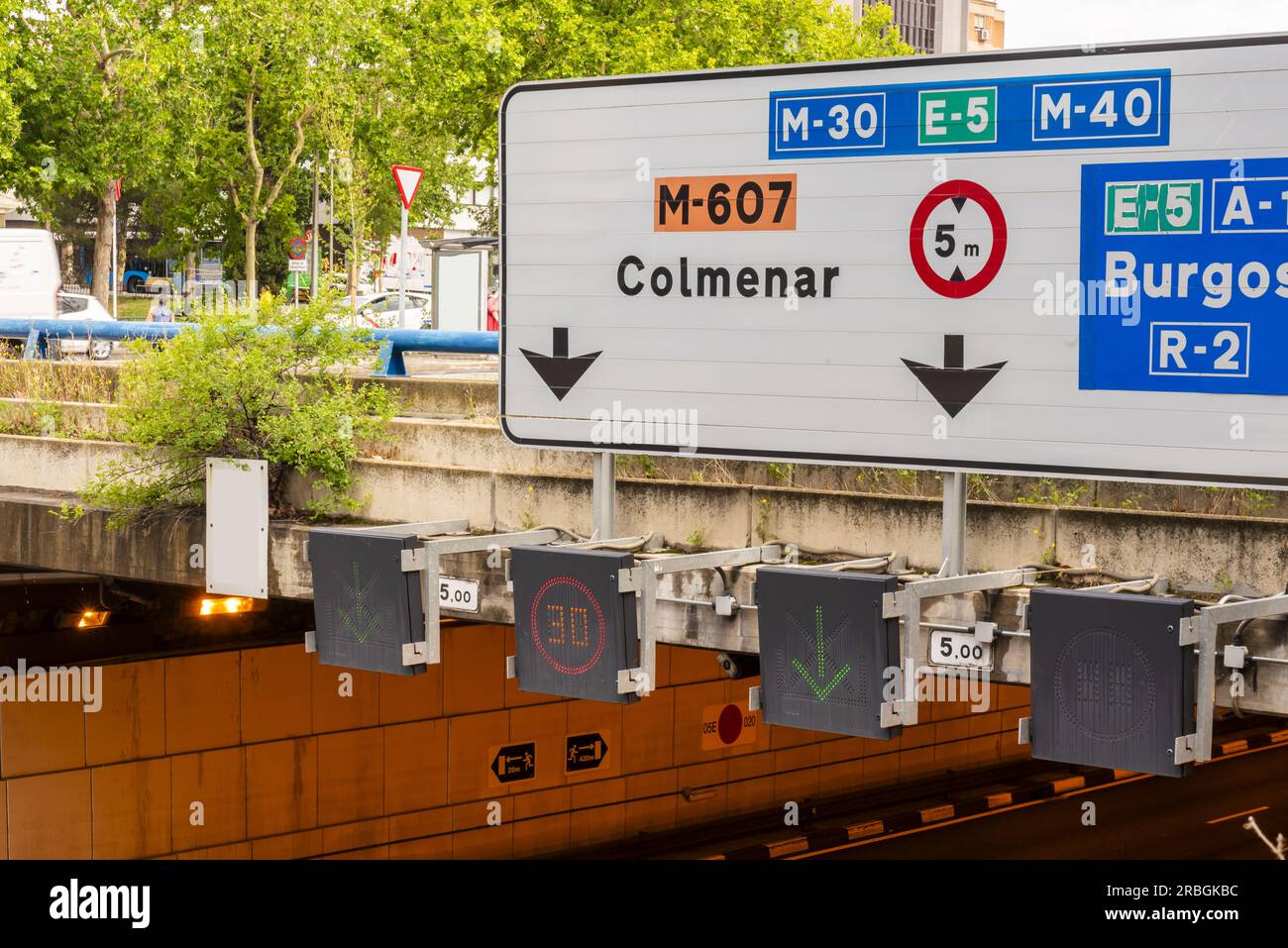Indicative urban traffic signs next to an underpass Stock Photo - Alamy