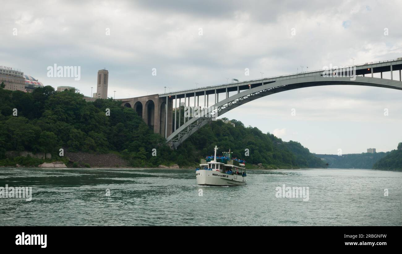 American falls and rainbow bridge crossing the niagara river hi-res ...