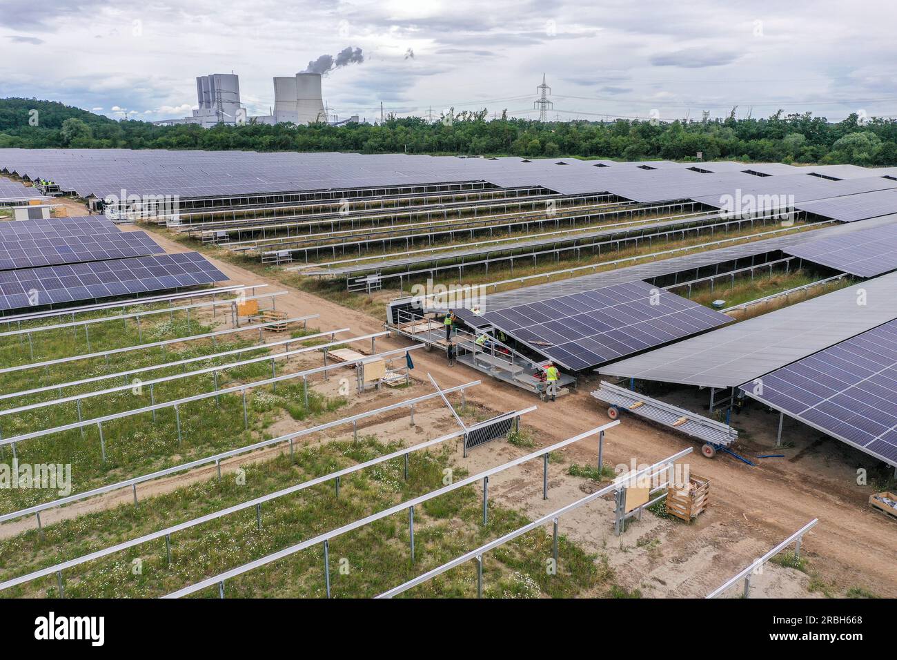 05 July 2023, Saxony, Neukieritzsch: Workers assemble solar panels at ...
