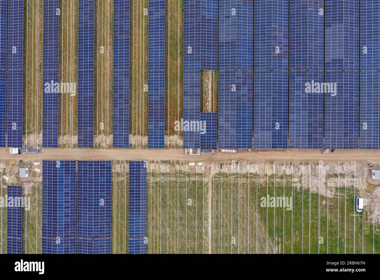 05 July 2023, Saxony, Neukieritzsch: Workers assemble solar panels at ...