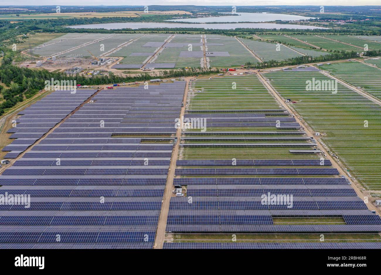 05 July 2023, Saxony, Neukieritzsch: Workers assemble solar panels at ...