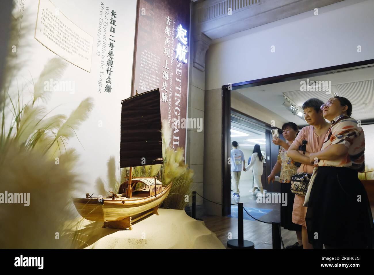 **CHINESE MAINLAND, HONG KONG, MACAU AND TAIWAN OUT** People visit the ...