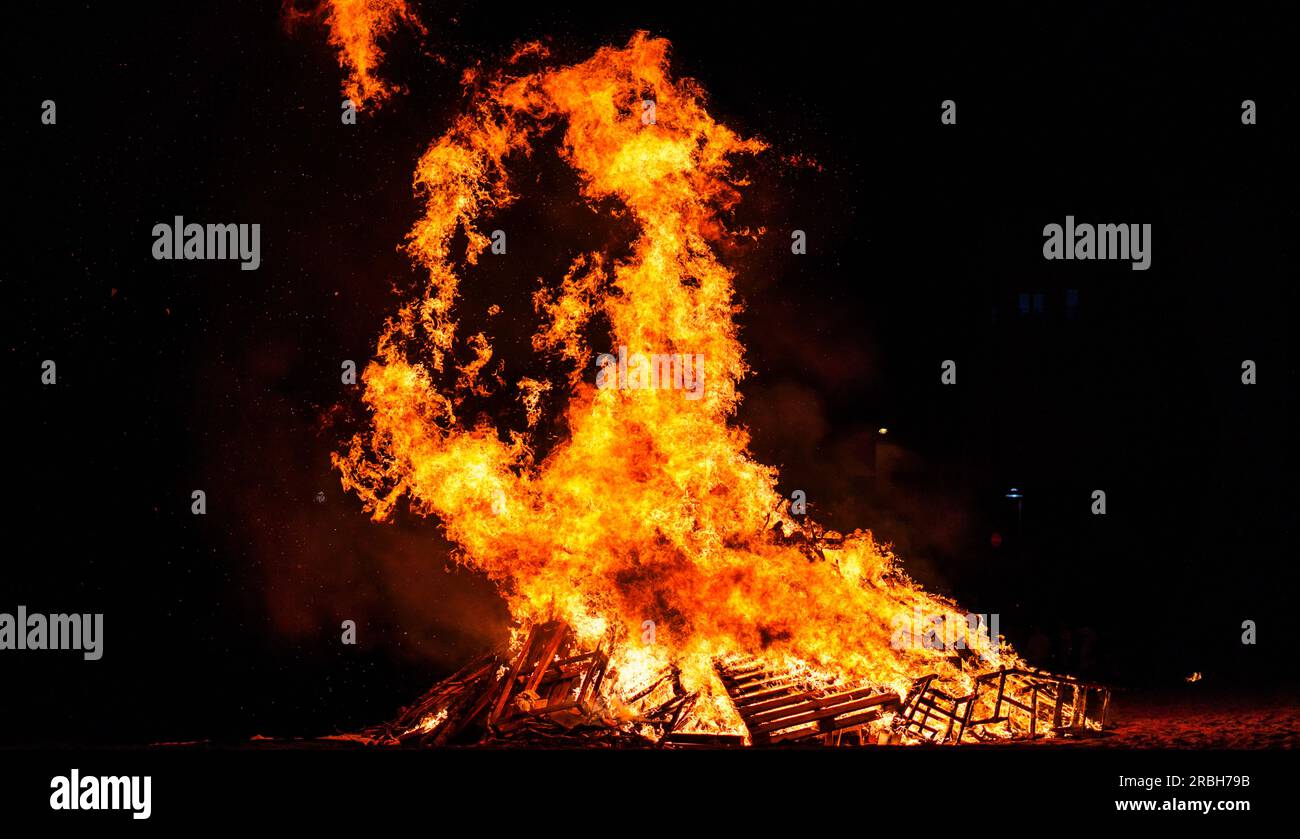 Big bonfire hi-res stock photography and images - Alamy
