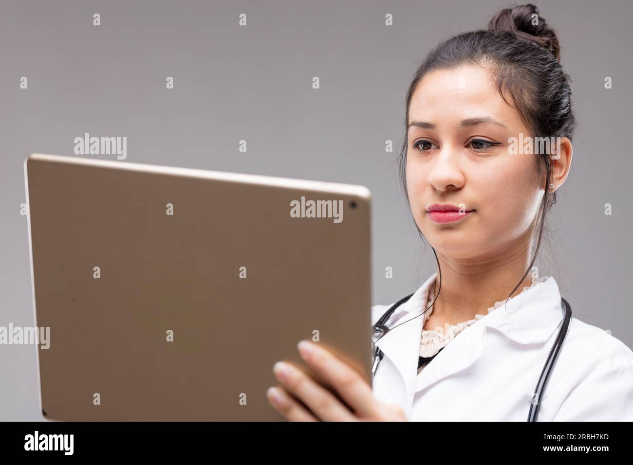 Doctor filipino hi-res stock photography and images - Alamy