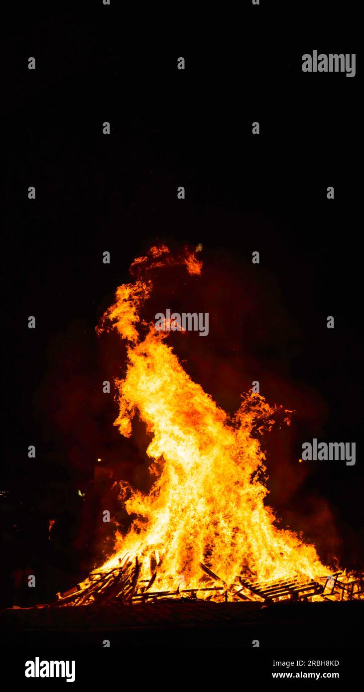 Bonfire on the beach hi-res stock photography and images - Alamy
