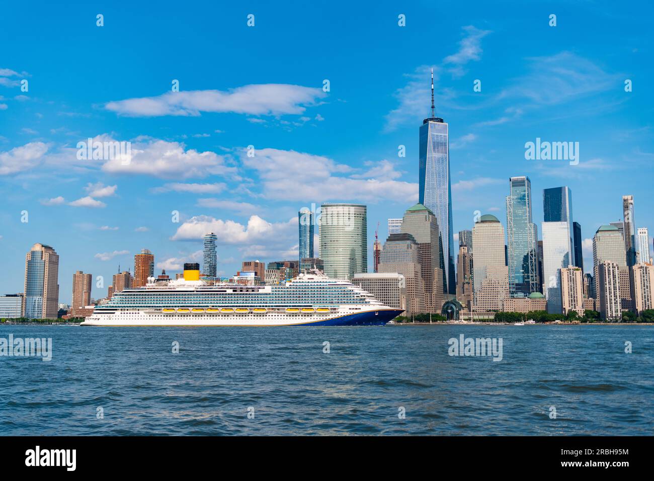 Floating in water boat of manhattan hi-res stock photography and images ...