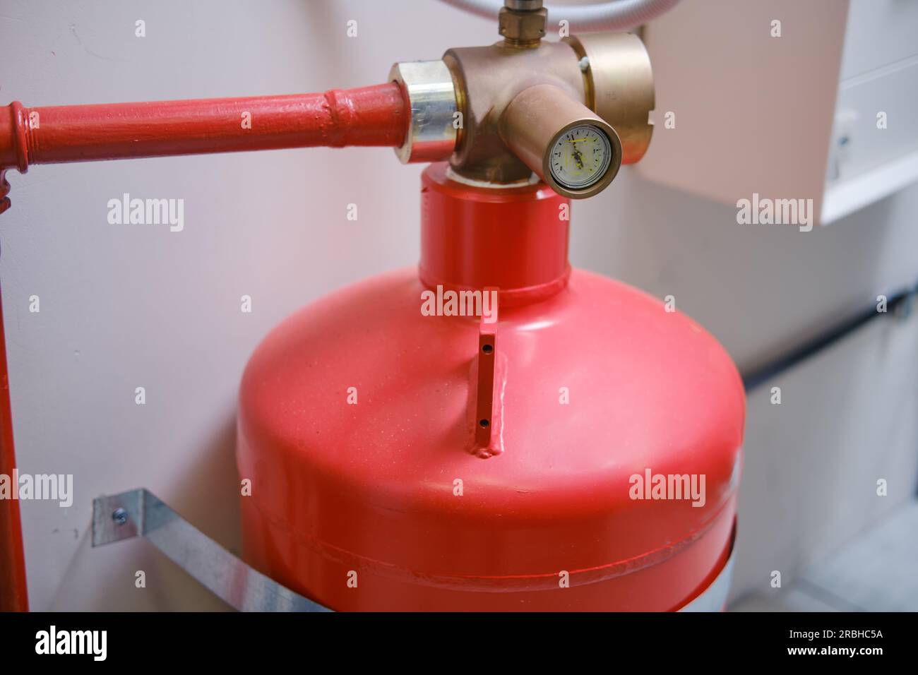 In case of an emergency, the firefighter uses a pressure-controlled ...